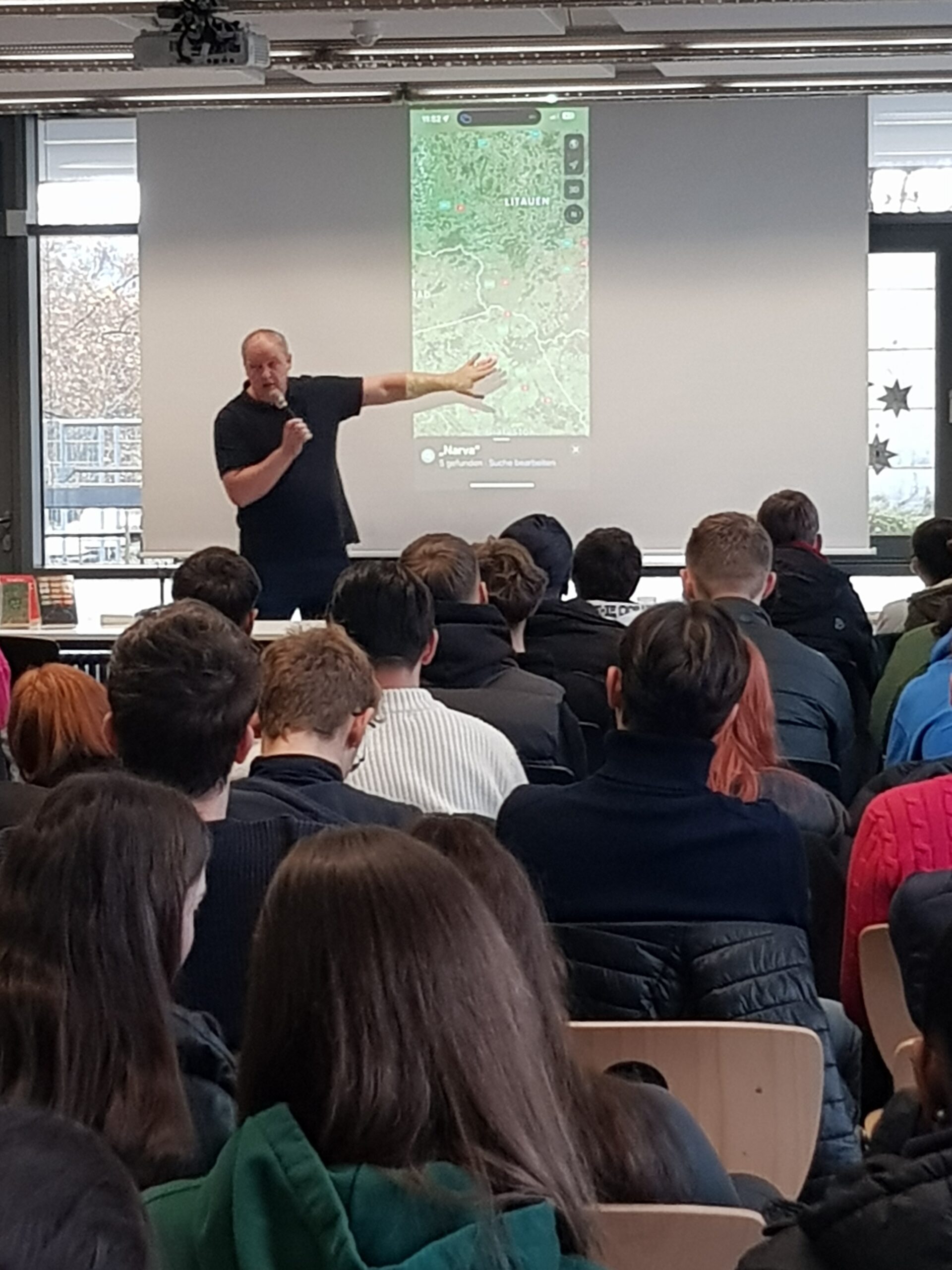 „Uncover. Die Trollfabrik“: Autor Manfred Theisen stellt seinen ...